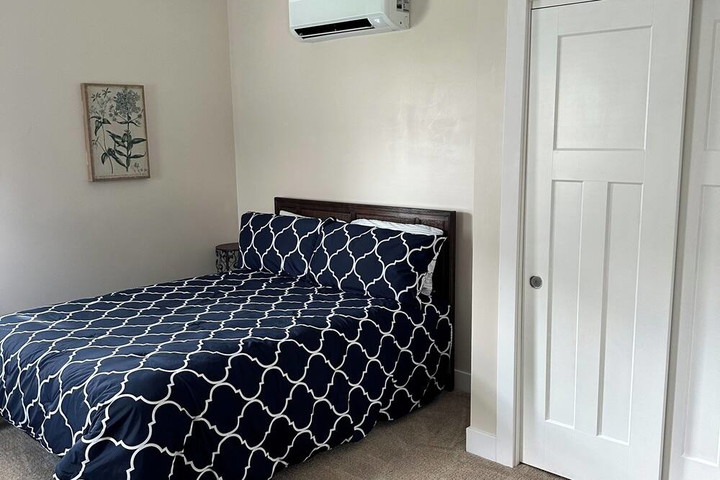 Tiny House 1 Bed In Council Bluffs Iowa, 1 Mile From Downtown Omaha! - Council Bluffs, IA