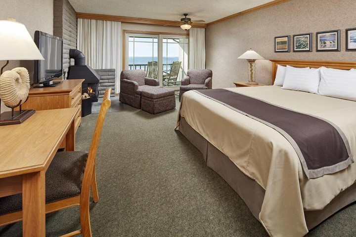 Cavalier Oceanfront Resort | Premium King Oceanfront | Highway 1 - San Simeón, CA