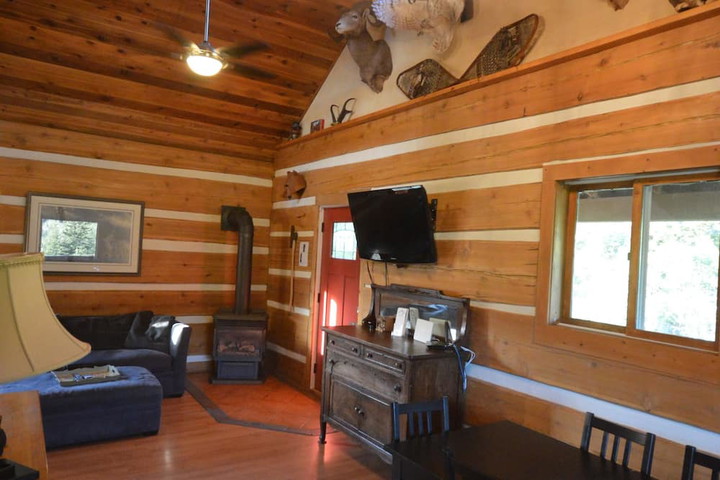 Crowsnest Riverside Cabin- 42 Km From Castle Mountain Ski Resort - Alberta