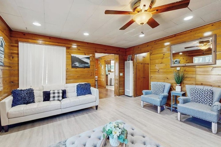 Cozy Family Friendly Home W/ Private Hot Tub & Outdoor Kitchen - Walk To Lake! - San Bernardino, CA