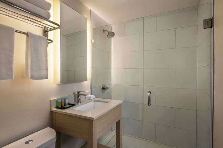 Enjoy Beach View Room W/ Pool & Tiki Bar | Steps To Miami Beach Boardwalk - Key Biscayne, FL