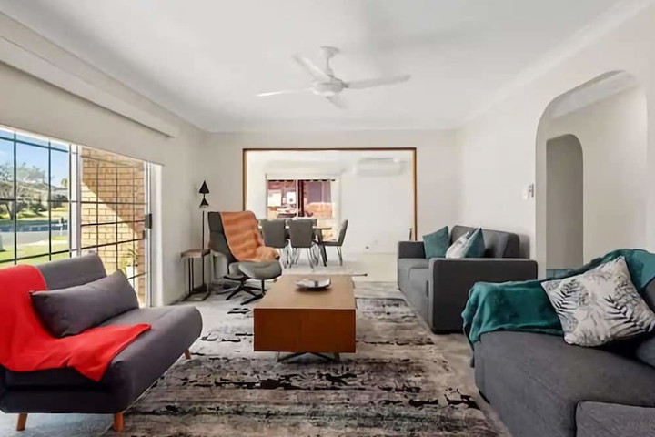 This Classic Family Home With Bright, Spacious Rooms Is Very Welcoming, With Stylish Furnishings - Urunga