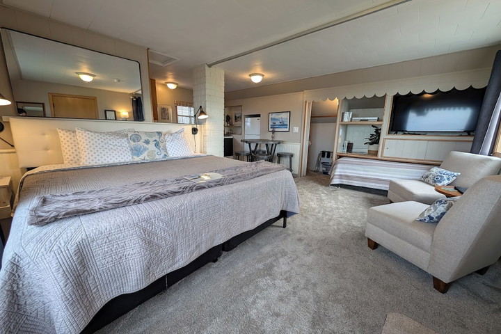 Sunset Bay Cottage - King, Jetted Tub, Ocean View, Full Kitchen - Sequim, WA