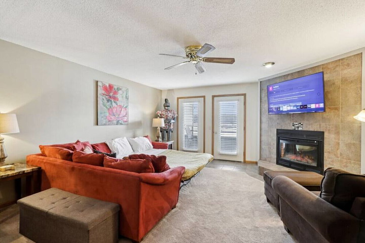 Sir Lake-a-lot`s Beachfront At Lighthouse Cove - Lake Delton, WI