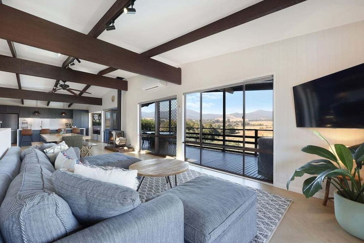 Bluegum Delatite - Sleeps 10 - Merrijig - Tennis - Pool - - Mount Buller