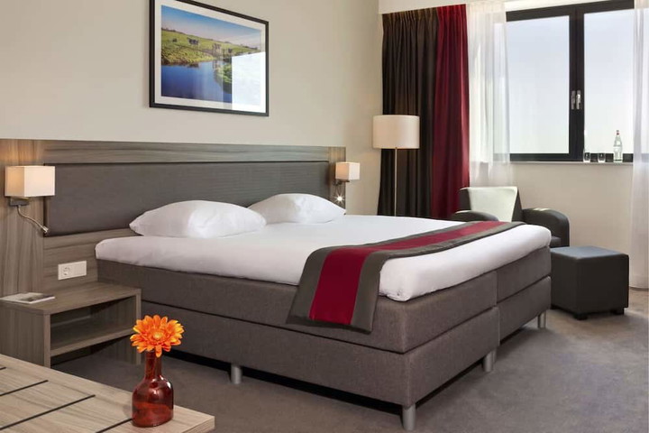 Modern Comfort Steps From Rotterdam Airport With Onsite Dining! - Rotterdam