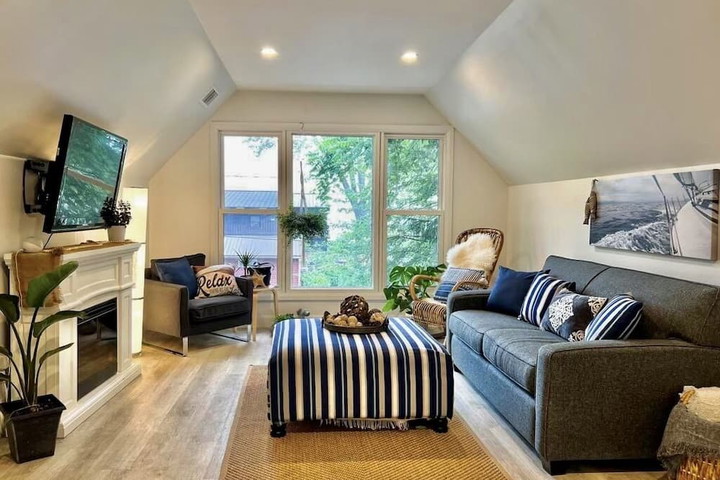 Relaxing Erie Rest Retreat- Water Views- 2 Min Walk To The Beach! - Ontario