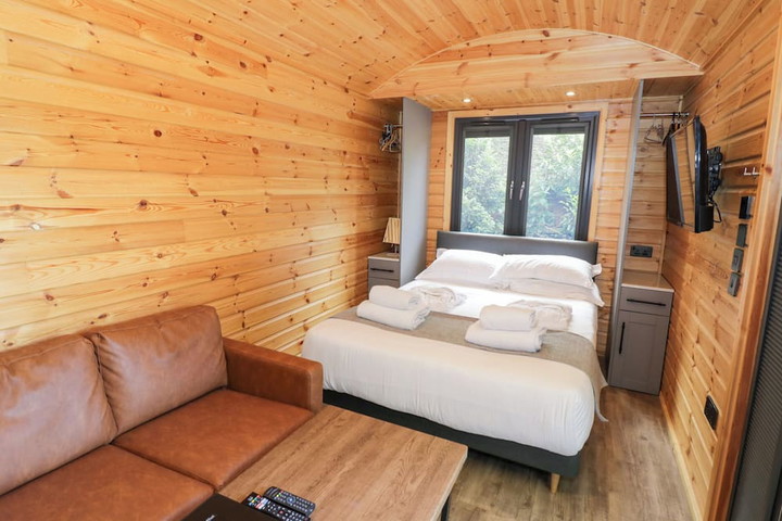 The Shepherds Hut At Bridge Lake Farm & Fishery In Chacombe - Northamptonshire