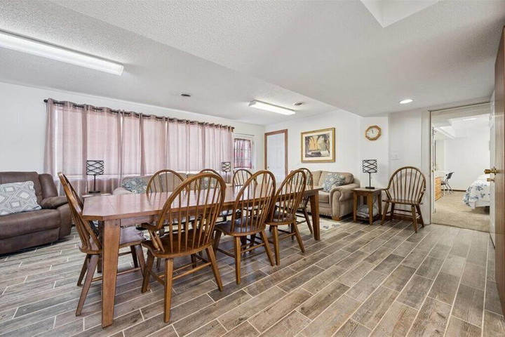 8 Bedrooms/ 3 Kitchens, 3.1 Bathrooms-seasonal Pool Located Off Site - Ohio