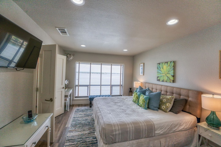 Remodeled Family Waterfront Townhome In The Heart Of Horseshoe Bay - Horseshoe Bay, TX