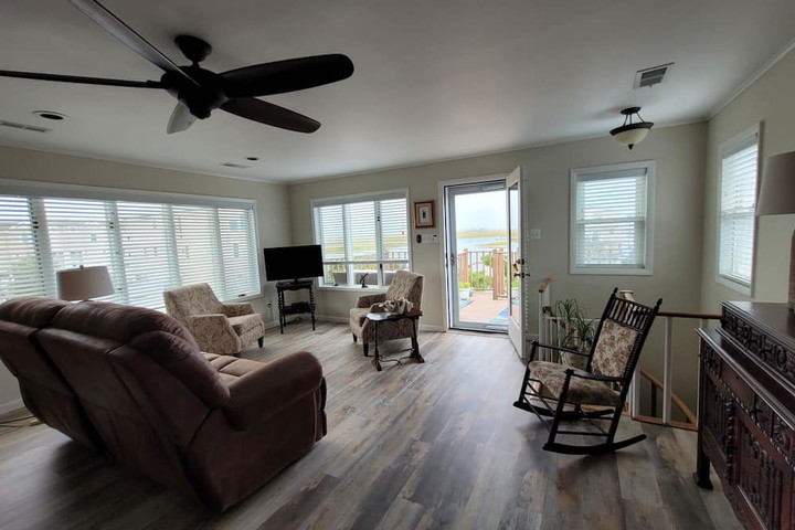Beautiful Water And Sunset Views With 2 Decks And Dock Waterfront Property! - New Jersey