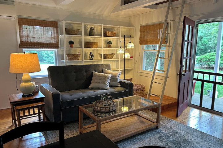 The Little Red Cottage - A Cozy Home Steps Away From Private Beach & Wine Trail. - Long Island, NY