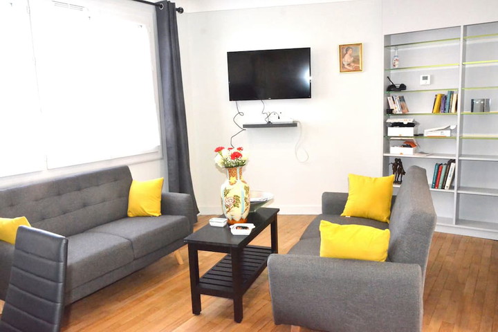 5 Min From Town Center, 3-bedroom Furnished Apartment, Approx. 70m2, 2nd Floor. - Limoges