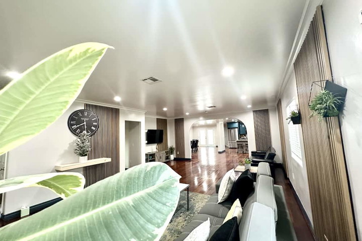 Central Location Large Size Home New Listing Special Book Now! - Altadena, CA
