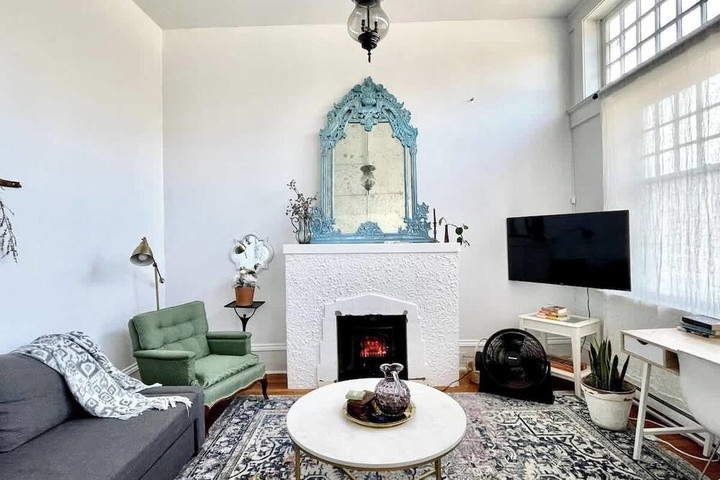 *Charming High-ceiling Home Attached To Cafe!* - Vancouver