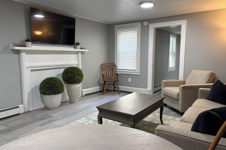 Spacious Comfy 1-bedroom Apt ~ Dover / Portsmouth ~ Free Wine ~ Ac / Heat - Dover, NH