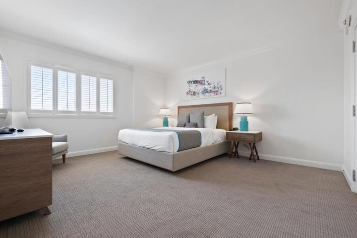 1 Bedroom City View Suite | Modern Luxury Stay With Skyline Views - Fort Lauderdale, FL