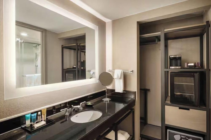 Relax, Swim & Unwind: Hotel-style Pool & Dining Amenities - Plano, TX