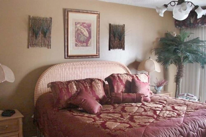 Walk The Long Beach! Building Complex On Beach New Pricing Till Yr End - Madeira Beach, FL