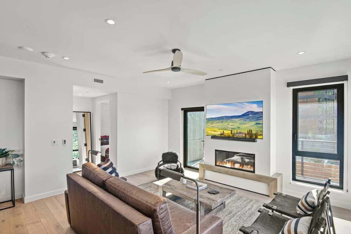 Modern 2 Bedroom Ski In&out Condo 02 - Snowmass Village, CO