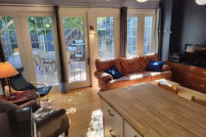 2 Br, 2 Bt, Uchicago Coachman's Guesthouse - Hammond, IN