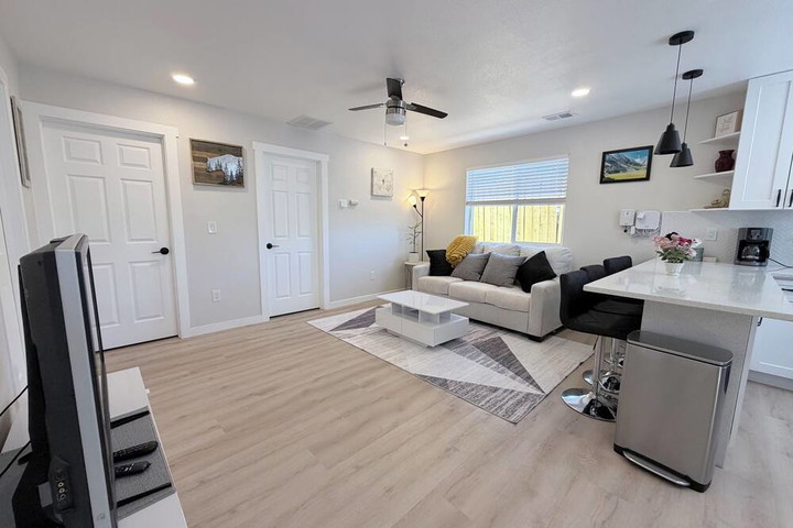 Modern Private 2br Guest House. 10-min Drive To Downtown Denver. W&d+parking - Lakewood, CO