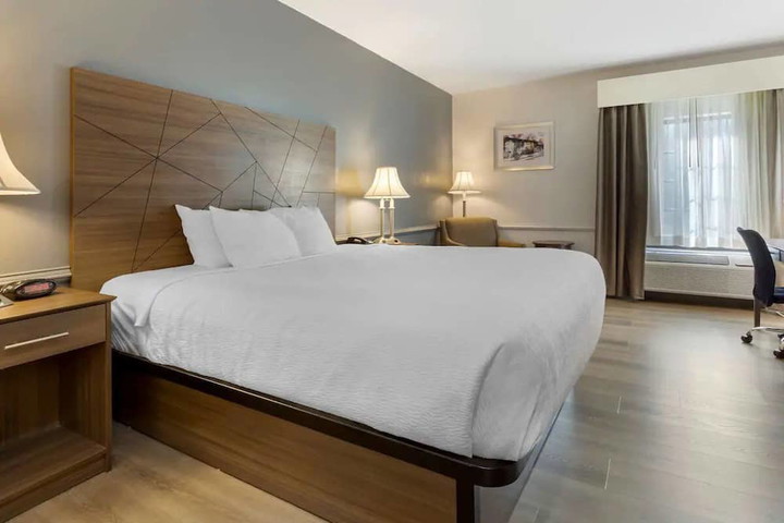 King Room Near South Hill Historical Sites (2 Mi) | Daily Hot Breakfast Buffet - Lake Gaston
