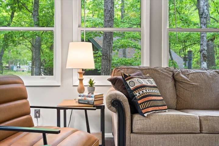 The Gingerbread House: 4br Cottage W/ Modern Amenities, Sunroom/deck, Sleeps 12 - Harrisonburg, VA