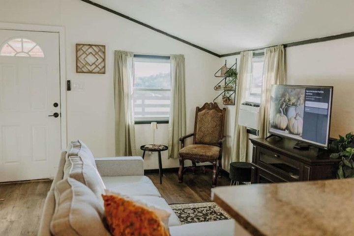 Charming Micro Barn Offering A Cozy Retreat! 4 Acres, Sleeps 6, Pet Friendly. - Cedar Hill, TX
