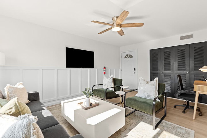Elegant 1br Upper Suite | Renovated King Bedroom - Sterling Heights, MI