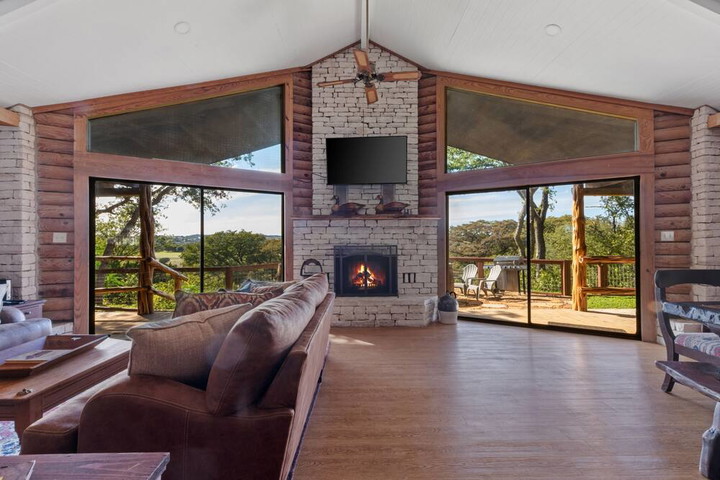 Guadalupe Bluff Log Cabin - Hot Tub - Guadalupe River View - Kerrville, TX