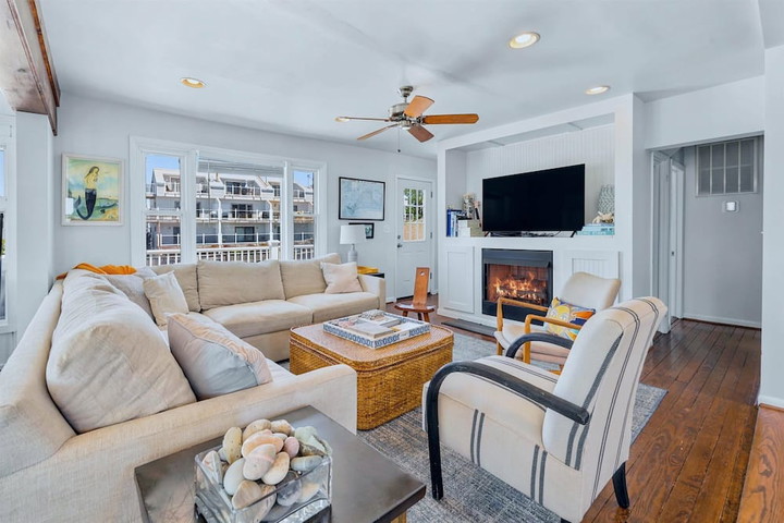 Spacious Beach Retreat, Walk To Dewey Beach, Sleeps 14, Pet Friendly - Dewey Beach, DE