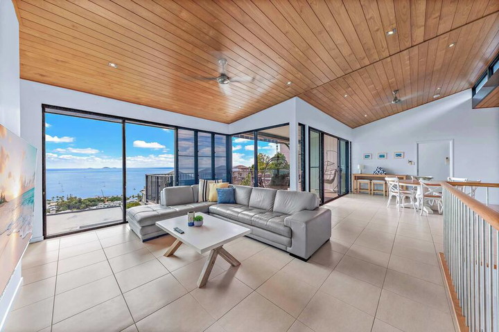 Holiday On The Horizon, Airlie Beach Holiday Home With Jacuzzi - Airlie Beach