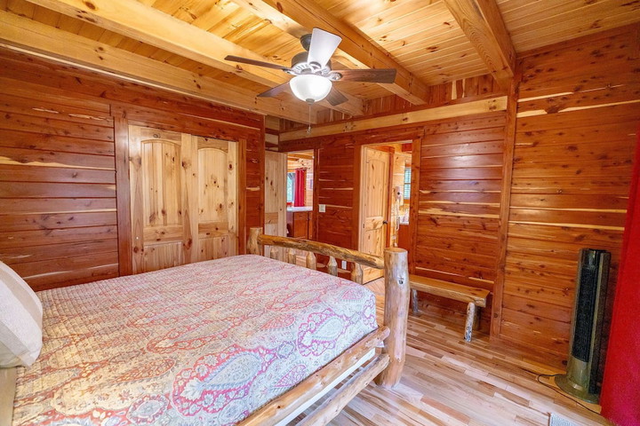 Redwood Lodge Hocking Hills-covered Porches, Firepit, Hot Tub, Rec Room, Wifi - Ohio