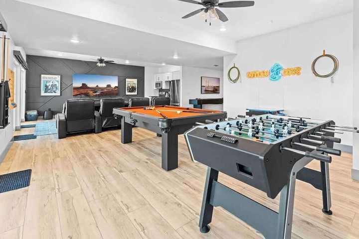 Lazy River Pool+stunning Lake View, Private Hot Tub & Sauna, Game Room, Sleeps24 - Missouri