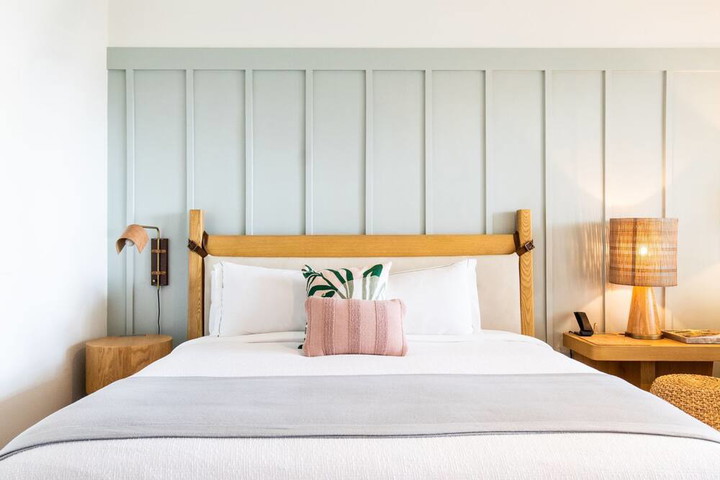 Waterfront Escape: Bayfront Accommodation W/ Kitchen, Onsite Pool, Free Parking - Islamorada, FL
