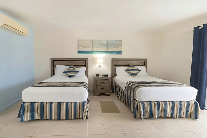 Caribbean Poolside Escape With Balcony And Beach Access - Worthing