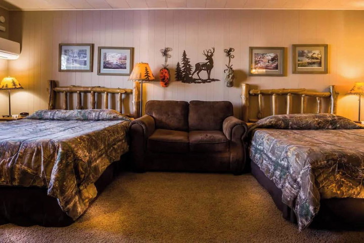 Enjoy Lakeside Relaxation In Room 11 - The Hunting Lodge - Curriers Lakeview - Wisconsin