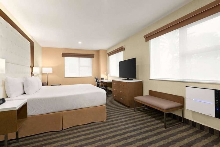 Anaheim | Couples Disney Park Escape | Pool + Parks - Anaheim, CA