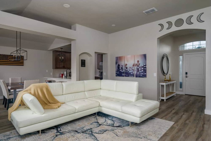 Near Tesla, Cota And Airport. Gourmet Kitchen With Large Dining Table, Bbq, Outdoor Seating - Cedar Creek, TX