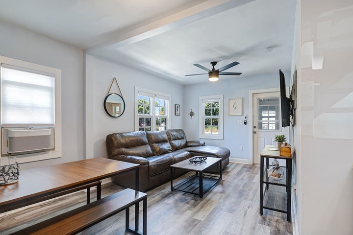 Modern 1br, 4k Smart Tv (55in) Walk To Lw Beach - Boynton Beach, FL