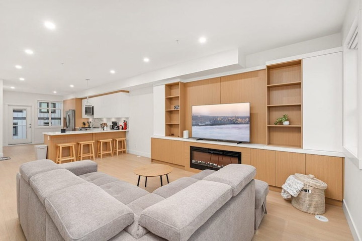 Brand New 3br Townhome | Roof Top Patio + Garage - Langley