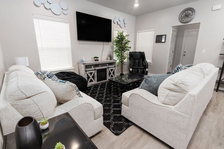Edmond Oasis: Luxury Retreat W/ Massage Chair And Infinity Game Table - Edmond, OK