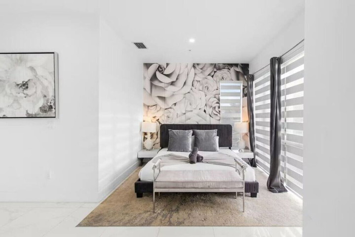 Modern Beach Escape W/ Private Pool & Rooftop - Pompano Beach, FL