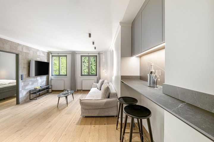 Enjoy Generous Comfort In Our Elegant King Suite For Up To Four Guests. - Bad Gastein