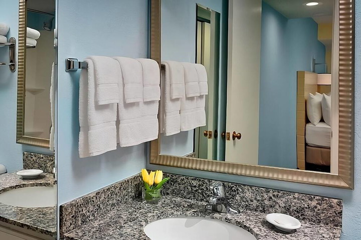 Relaxation In Cincinnati! 2 Units & 2 Br Each W/ Free Breakfast | Seasonal Pool - Mason