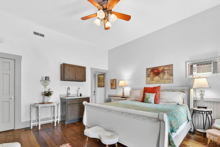 Nashville Charm, Suite#1 Is Located Steps From Shops, Restaurants. Pet Friendly! - Nashville, IN