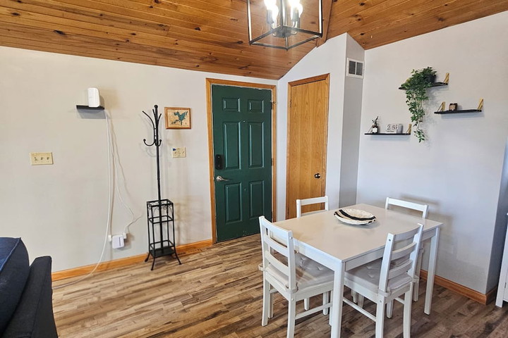 Okauchee Lakefront Escape With Amazing Sunsets, Fire Pits, Deck & Pet Friendly - Oconomowoc, WI