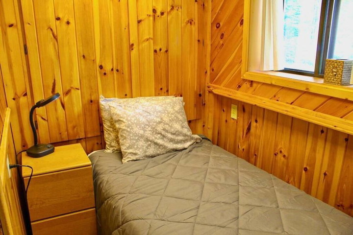 Sandy Lake Lodge 4br W/ Sauna, Fireplace, 2nd Story Deck & 2 Kitchens - Michigan