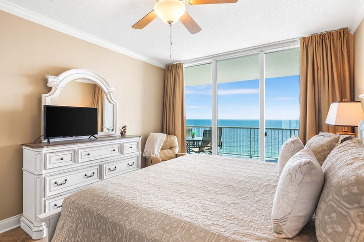 *October 17 - 21 Open!* Beach Chairs Included! - Laguna Beach, FL